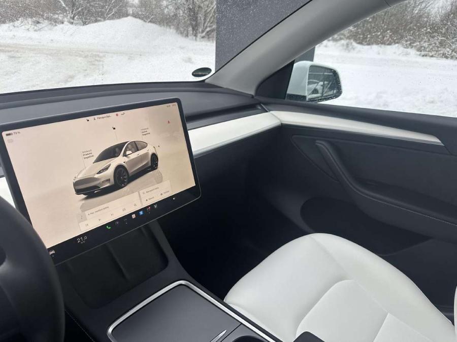 White Tesla Model Y 2023 in Vilnius, with an engine capacity of 0.00 L and mileage of 62 thousand km for 33500 €, photo 15 on AUTOMOTO.COM.LV