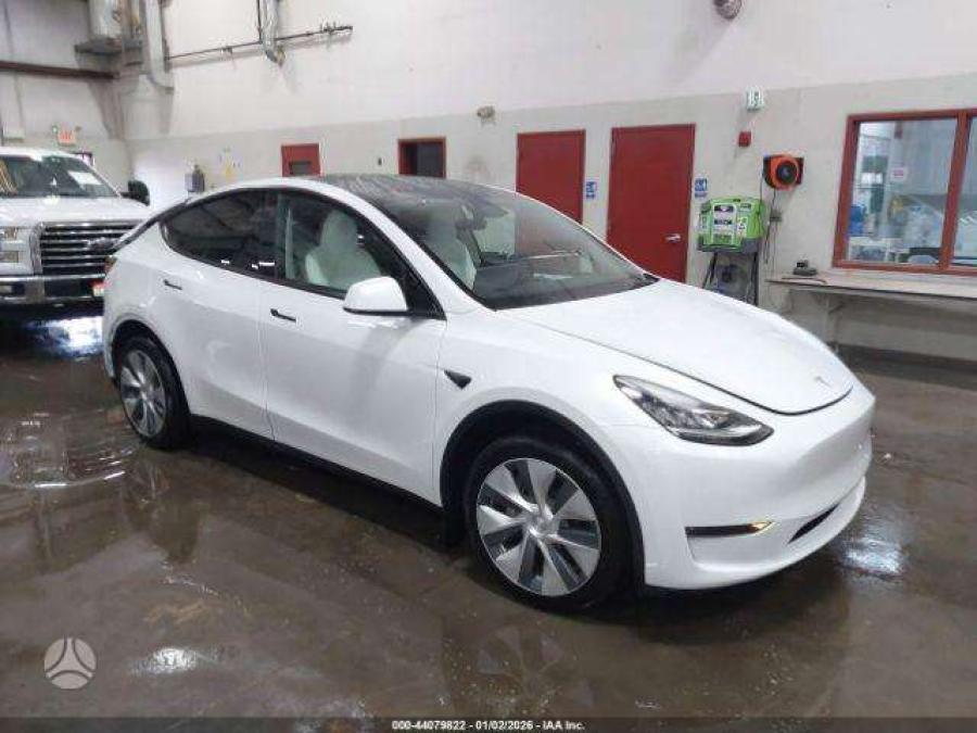 Balts Tesla Model Y 2023 Klaipėda, ar dzinēja tilpumu 0.00 L un nobraukumu 18 tūkst. km par 14000 €, foto 1 vietnē AUTOMOTO.COM.LV
