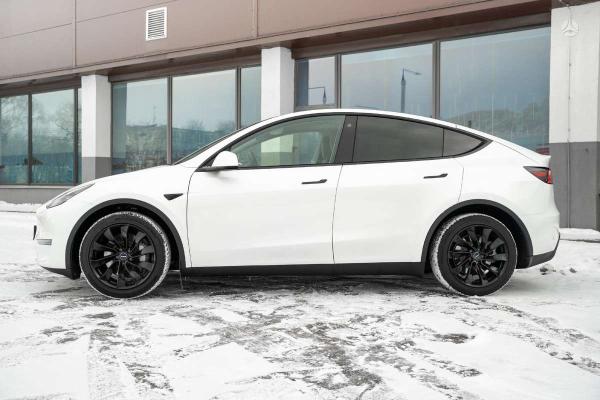 Balts Tesla Model Y 2023 Viļņa, ar dzinēja tilpumu 0.00 L un nobraukumu 60 tūkst. km par 33950 €, foto 2 vietnē AUTOMOTO.COM.LV