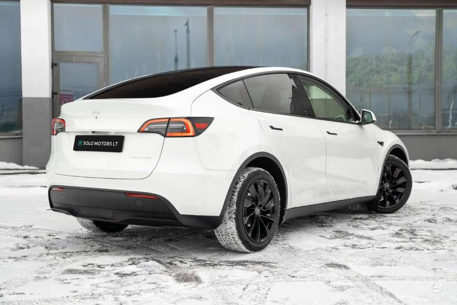 White Tesla Model Y 2023 in Vilnius, with an engine capacity of 0.00 L and mileage of 60 thousand km for 33950 €, photo 4 on AUTOMOTO.COM.LV