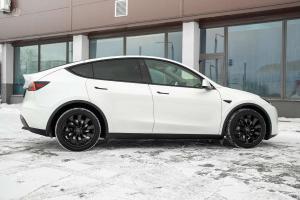 White Tesla Model Y 2023 in Vilnius, with an engine capacity of 0.00 L and mileage of 60 thousand km for 33950 €, photo 5 on AUTOMOTO.COM.LV