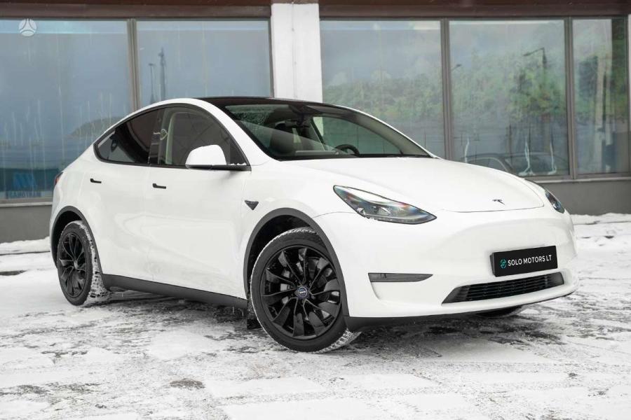 White Tesla Model Y 2023 in Vilnius, with an engine capacity of 0.00 L and mileage of 60 thousand km for 33950 €, photo 6 on AUTOMOTO.COM.LV