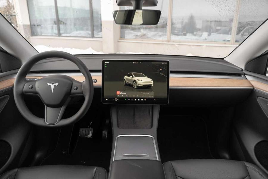 White Tesla Model Y 2023 in Vilnius, with an engine capacity of 0.00 L and mileage of 60 thousand km for 33950 €, photo 15 on AUTOMOTO.COM.LV