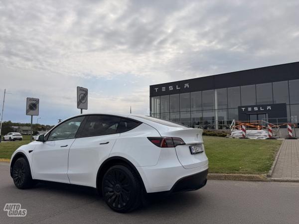 White Tesla Model Y 2023 in Vilnius, with an engine capacity of 0.00 L and mileage of 61 thousand km for 28000 €, photo 1 on AUTOMOTO.COM.LV