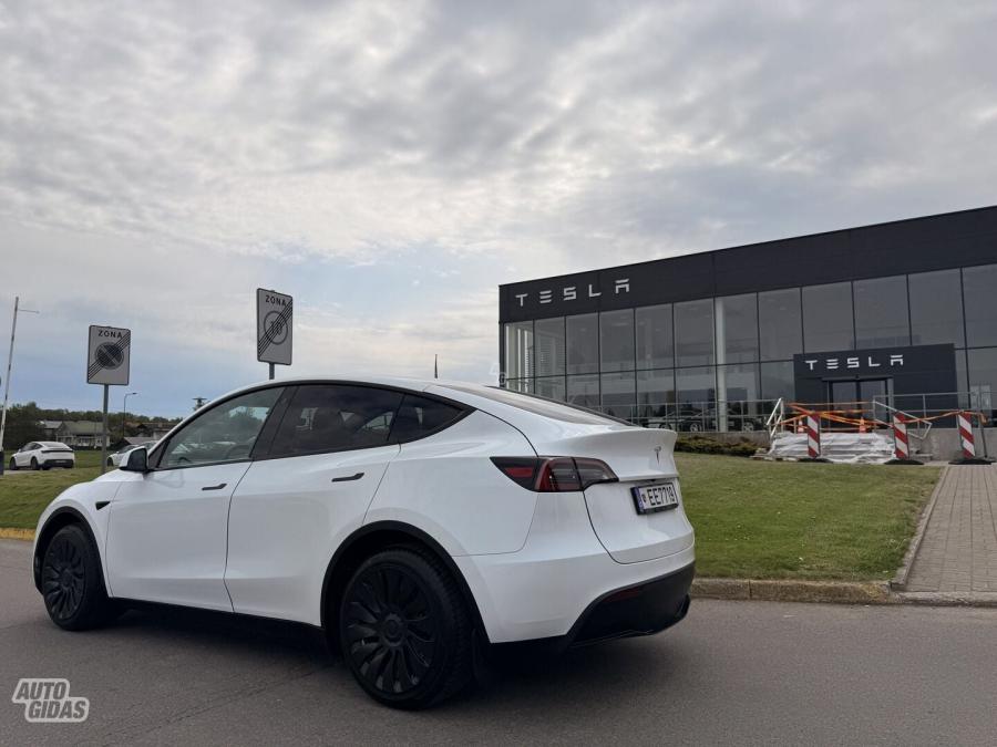 White Tesla Model Y 2023 in Vilnius, with an engine capacity of 0.00 L and mileage of 61 thousand km for 28000 €, photo 1 on AUTOMOTO.COM.LV