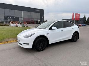 White Tesla Model Y 2023 in Vilnius, with an engine capacity of 0.00 L and mileage of 61 thousand km for 28000 €, photo 3 on AUTOMOTO.COM.LV