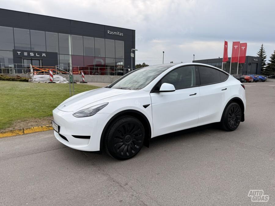 White Tesla Model Y 2023 in Vilnius, with an engine capacity of 0.00 L and mileage of 61 thousand km for 28000 €, photo 3 on AUTOMOTO.COM.LV