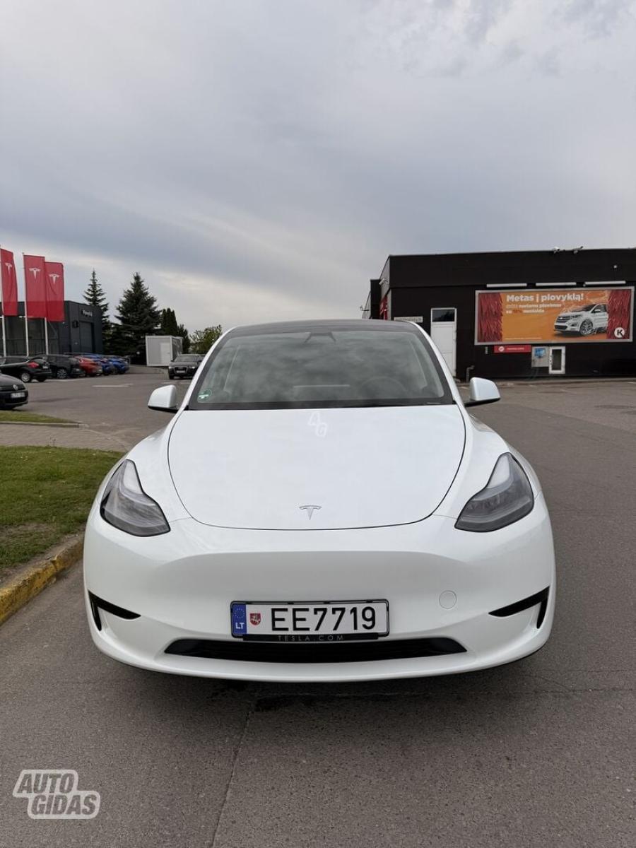 White Tesla Model Y 2023 in Vilnius, with an engine capacity of 0.00 L and mileage of 61 thousand km for 28000 €, photo 4 on AUTOMOTO.COM.LV
