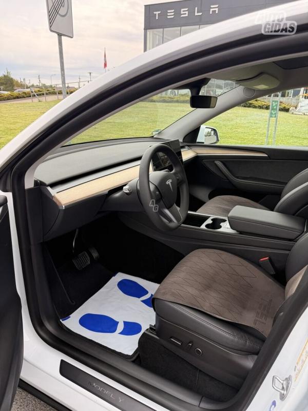 White Tesla Model Y 2023 in Vilnius, with an engine capacity of 0.00 L and mileage of 61 thousand km for 28000 €, photo 4 on AUTOMOTO.COM.LV
