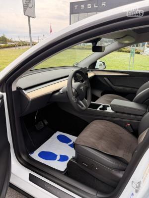 White Tesla Model Y 2023 in Vilnius, with an engine capacity of 0.00 L and mileage of 61 thousand km for 28000 €, photo 5 on AUTOMOTO.COM.LV
