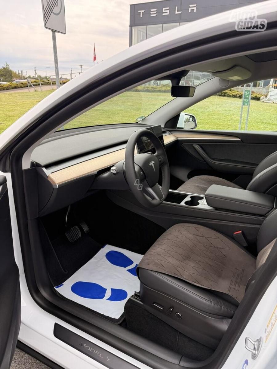 White Tesla Model Y 2023 in Vilnius, with an engine capacity of 0.00 L and mileage of 61 thousand km for 28000 €, photo 5 on AUTOMOTO.COM.LV