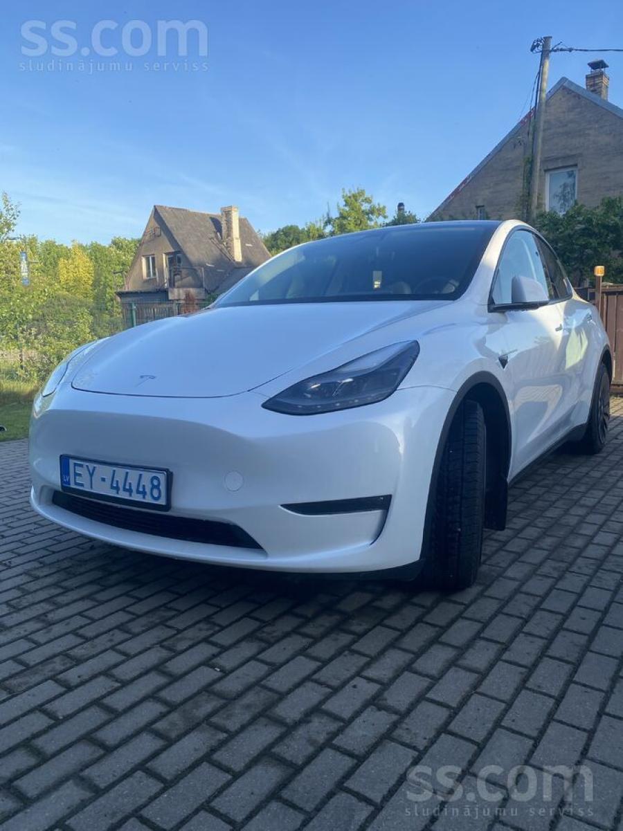 White Tesla Model Y 2023 in Riga, with an engine capacity of 0.00 L and mileage of 84 thousand km for 31500 €, photo 1 on AUTOMOTO.COM.LV