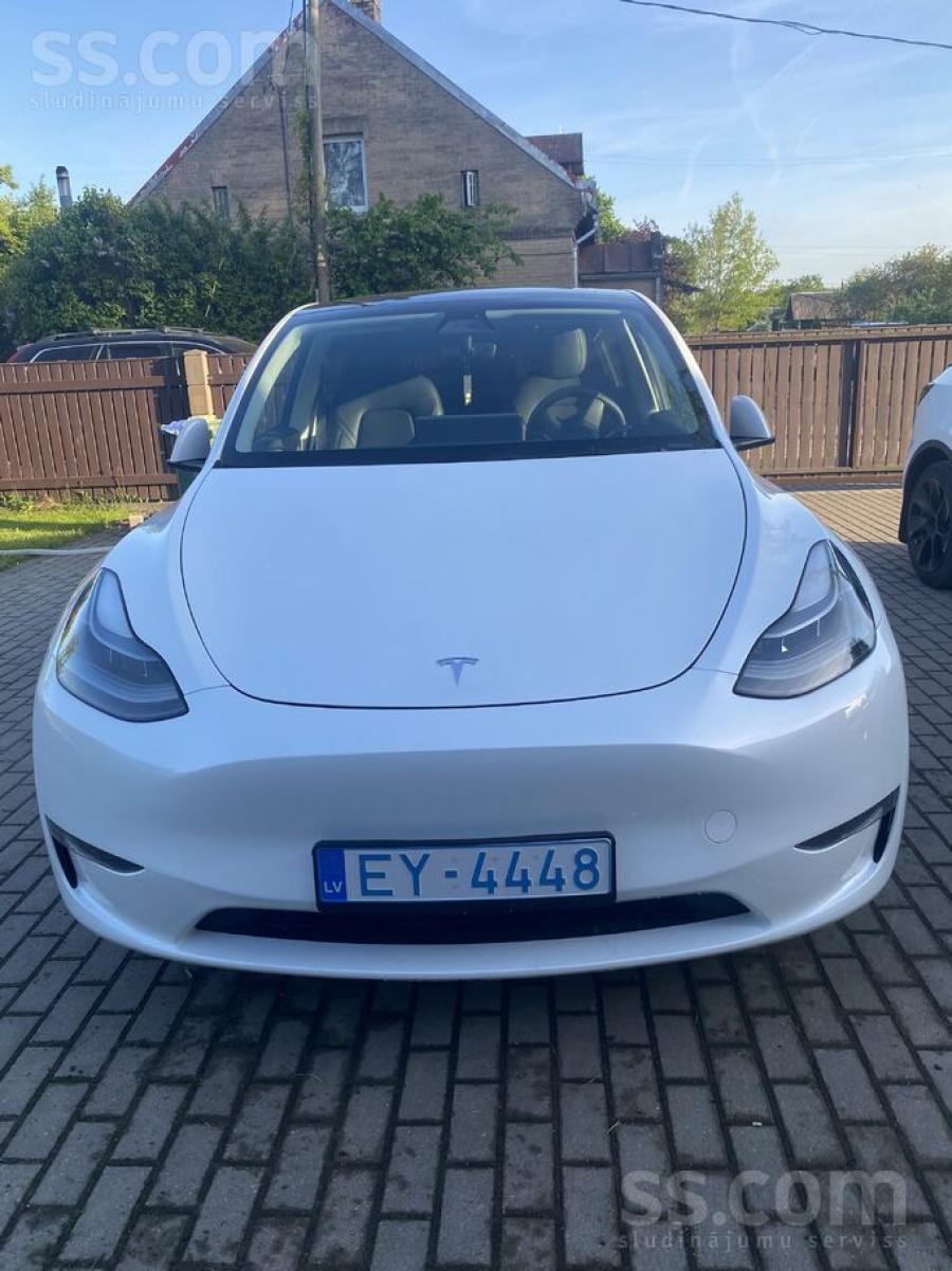 White Tesla Model Y 2023 in Riga, with an engine capacity of 0.00 L and mileage of 84 thousand km for 31500 €, photo 3 on AUTOMOTO.COM.LV