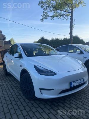White Tesla Model Y 2023 in Riga, with an engine capacity of 0.00 L and mileage of 84 thousand km for 31500 €, photo 4 on AUTOMOTO.COM.LV