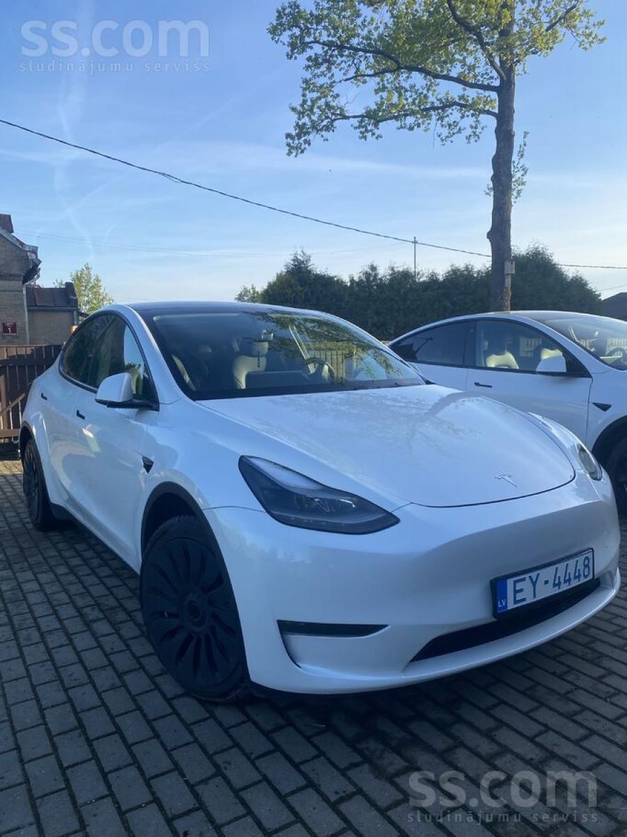 White Tesla Model Y 2023 in Riga, with an engine capacity of 0.00 L and mileage of 84 thousand km for 31500 €, photo 4 on AUTOMOTO.COM.LV