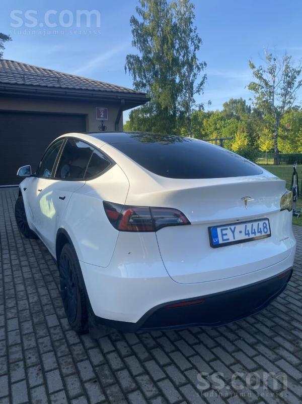 White Tesla Model Y 2023 in Riga, with an engine capacity of 0.00 L and mileage of 84 thousand km for 31500 €, photo 4 on AUTOMOTO.COM.LV