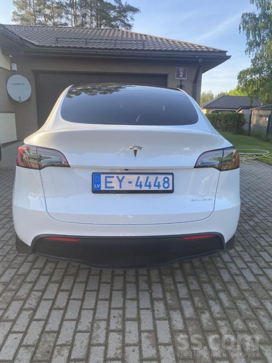 White Tesla Model Y 2023 in Riga, with an engine capacity of 0.00 L and mileage of 84 thousand km for 31500 €, photo 6 on AUTOMOTO.COM.LV