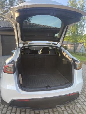 White Tesla Model Y 2023 in Riga, with an engine capacity of 0.00 L and mileage of 84 thousand km for 31500 €, photo 7 on AUTOMOTO.COM.LV