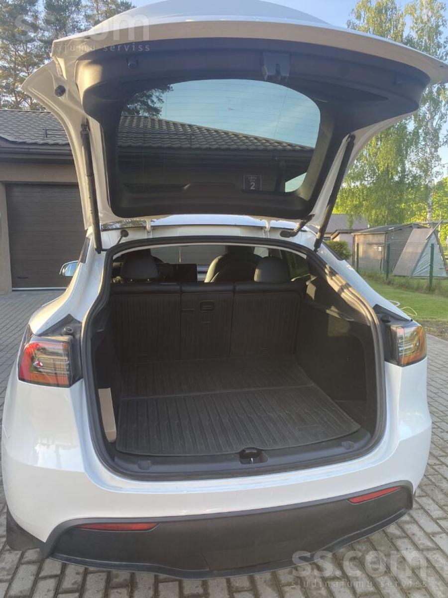White Tesla Model Y 2023 in Riga, with an engine capacity of 0.00 L and mileage of 84 thousand km for 31500 €, photo 7 on AUTOMOTO.COM.LV