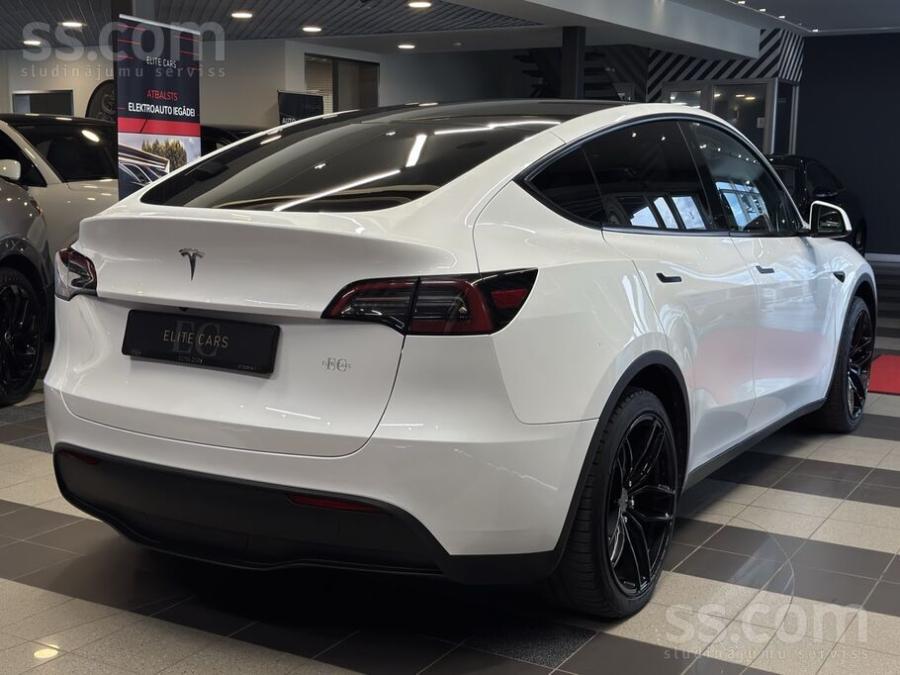 White Tesla Model Y 2023 in Riga, with an engine capacity of 0.00 L and mileage of 77 thousand km for 31990 €, photo 5 on AUTOMOTO.COM.LV