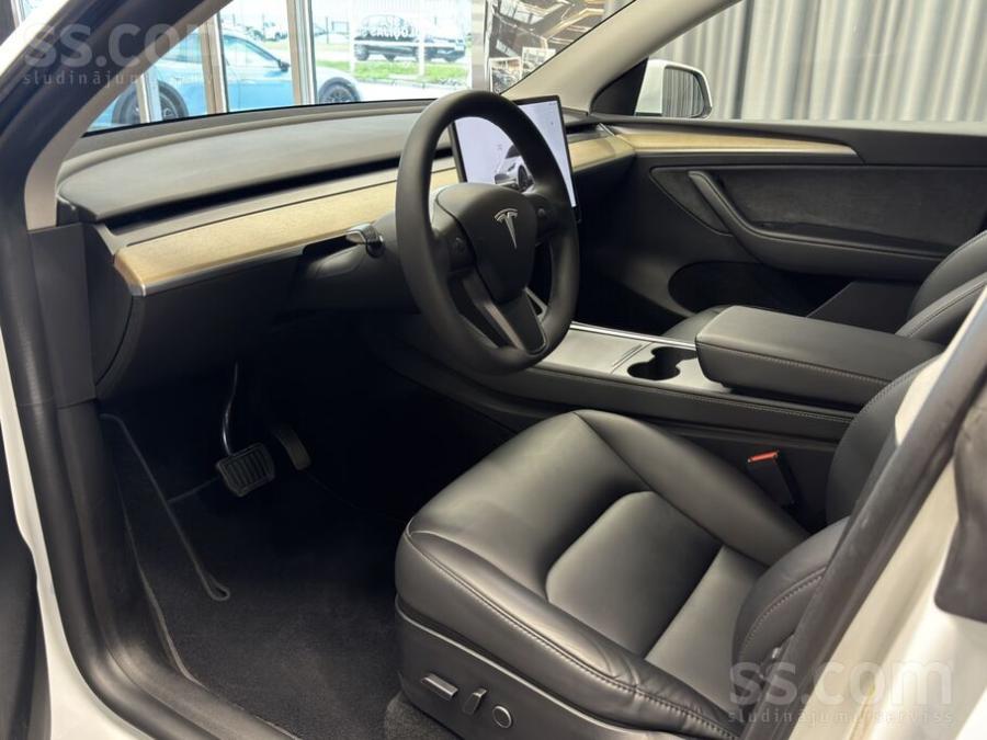 White Tesla Model Y 2023 in Riga, with an engine capacity of 0.00 L and mileage of 77 thousand km for 31990 €, photo 9 on AUTOMOTO.COM.LV