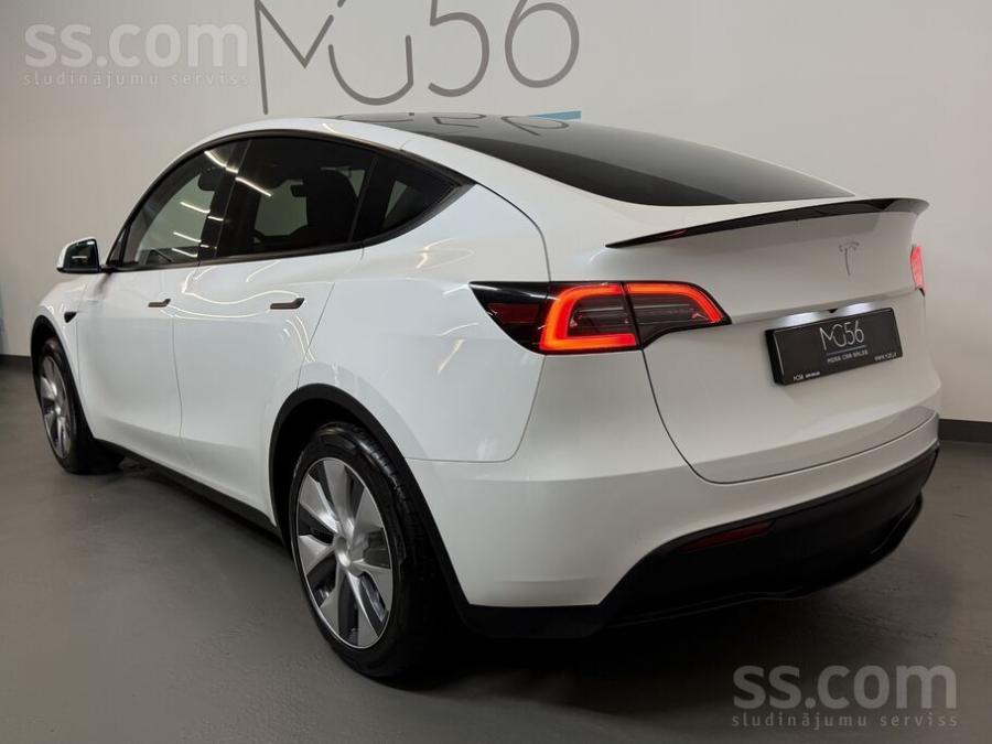 White Tesla Model Y 2023 in Riga, with an engine capacity of 0.00 L and mileage of 19 thousand km for 32900 €, photo 5 on AUTOMOTO.COM.LV