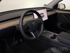 White Tesla Model Y 2023 in Riga, with an engine capacity of 0.00 L and mileage of 19 thousand km for 32900 €, photo 7 on AUTOMOTO.COM.LV