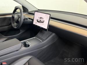 White Tesla Model Y 2023 in Riga, with an engine capacity of 0.00 L and mileage of 19 thousand km for 32900 €, photo 9 on AUTOMOTO.COM.LV
