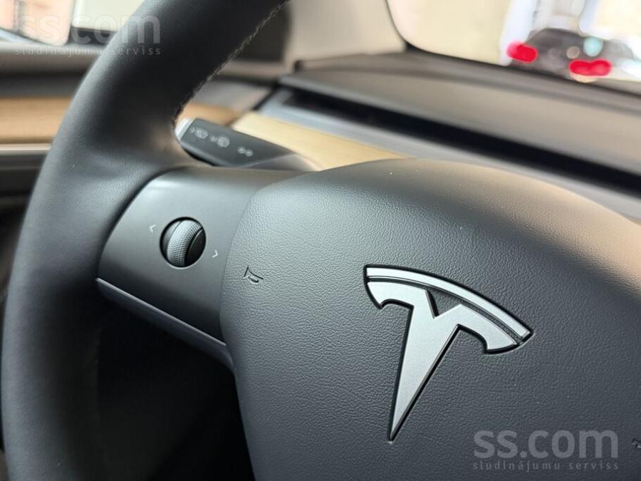 White Tesla Model Y 2023 in Riga, with an engine capacity of 0.00 L and mileage of 19 thousand km for 32900 €, photo 13 on AUTOMOTO.COM.LV