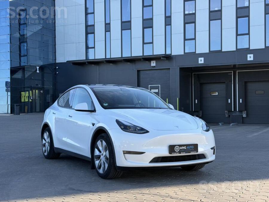White Tesla Model Y 2023 in Riga, with an engine capacity of 0.00 L and mileage of 58 thousand km for 38900 €, photo 3 on AUTOMOTO.COM.LV
