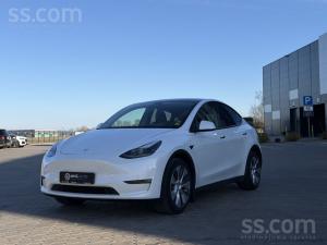 White Tesla Model Y 2023 in Riga, with an engine capacity of 0.00 L and mileage of 58 thousand km for 38900 €, photo 4 on AUTOMOTO.COM.LV