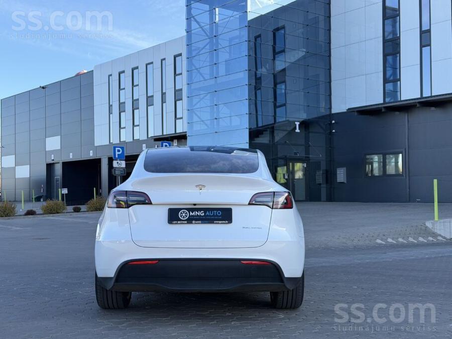 White Tesla Model Y 2023 in Riga, with an engine capacity of 0.00 L and mileage of 58 thousand km for 38900 €, photo 5 on AUTOMOTO.COM.LV