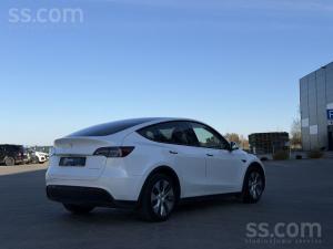 White Tesla Model Y 2023 in Riga, with an engine capacity of 0.00 L and mileage of 58 thousand km for 38900 €, photo 7 on AUTOMOTO.COM.LV