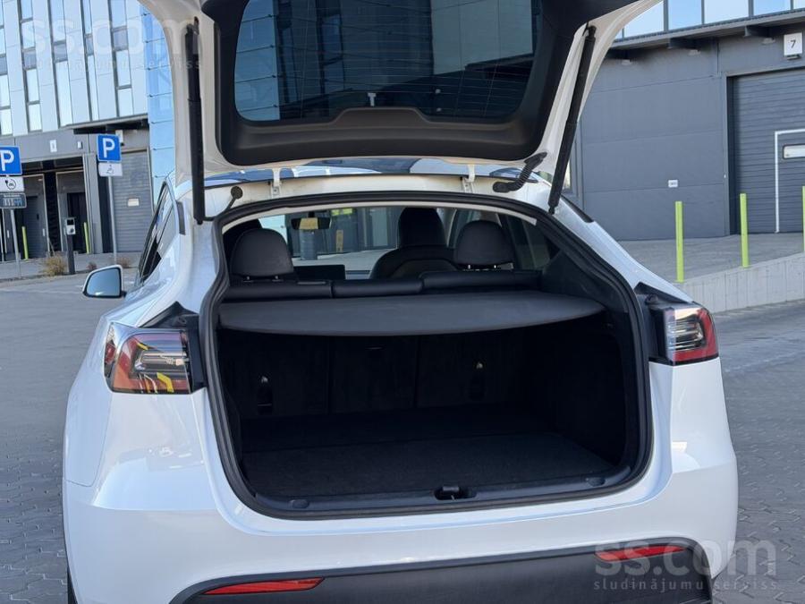 White Tesla Model Y 2023 in Riga, with an engine capacity of 0.00 L and mileage of 58 thousand km for 38900 €, photo 17 on AUTOMOTO.COM.LV