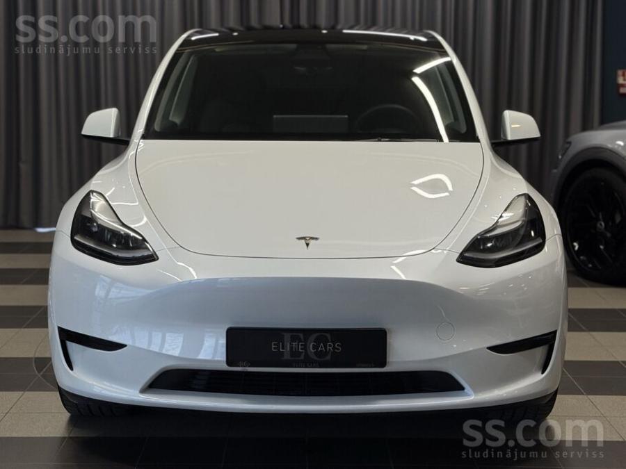 White Tesla Model Y 2023 in Riga, with an engine capacity of 0.00 L and mileage of 77 thousand km for 31990 €, photo 3 on AUTOMOTO.COM.LV