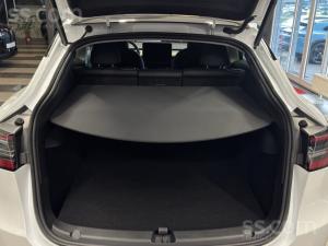 White Tesla Model Y 2023 in Riga, with an engine capacity of 0.00 L and mileage of 77 thousand km for 31990 €, photo 8 on AUTOMOTO.COM.LV