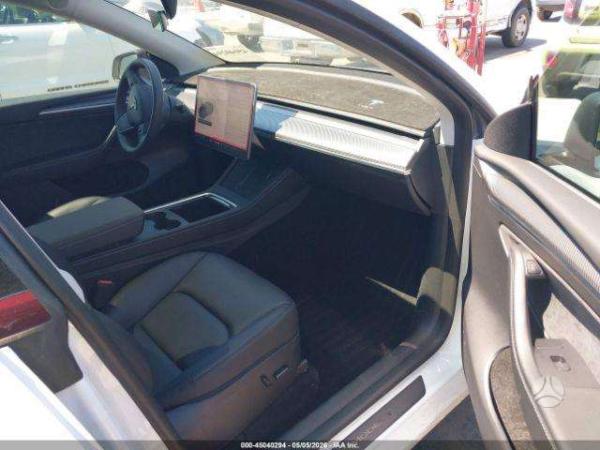 Balts Tesla Model Y 2023 Klaipėda, ar dzinēja tilpumu 0.00 L un nobraukumu 56 tūkst. km par 12600 €, foto 5 vietnē AUTOMOTO.COM.LV