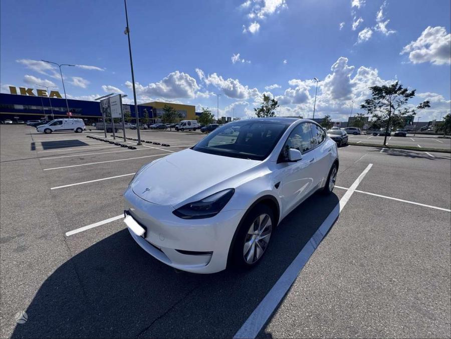 White Tesla Model Y 2023 in Vilnius, with an engine capacity of 0.00 L and mileage of 83 thousand km for 32500 €, photo 3 on AUTOMOTO.COM.LV
