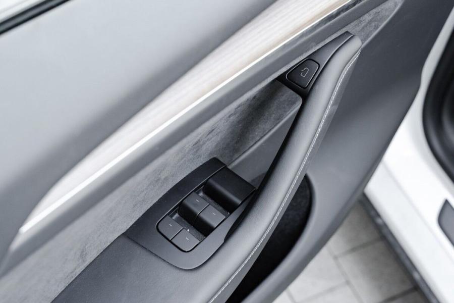 Balts Tesla Model Y 2023 Mārupe, ar dzinēja tilpumu 0.00 L un nobraukumu 760 tūkst. km par 40900 €, foto 8 vietnē AUTOMOTO.COM.LV