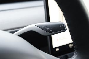 Balts Tesla Model Y 2023 Mārupe, ar dzinēja tilpumu 0.00 L un nobraukumu 760 tūkst. km par 40900 €, foto 10 vietnē AUTOMOTO.COM.LV
