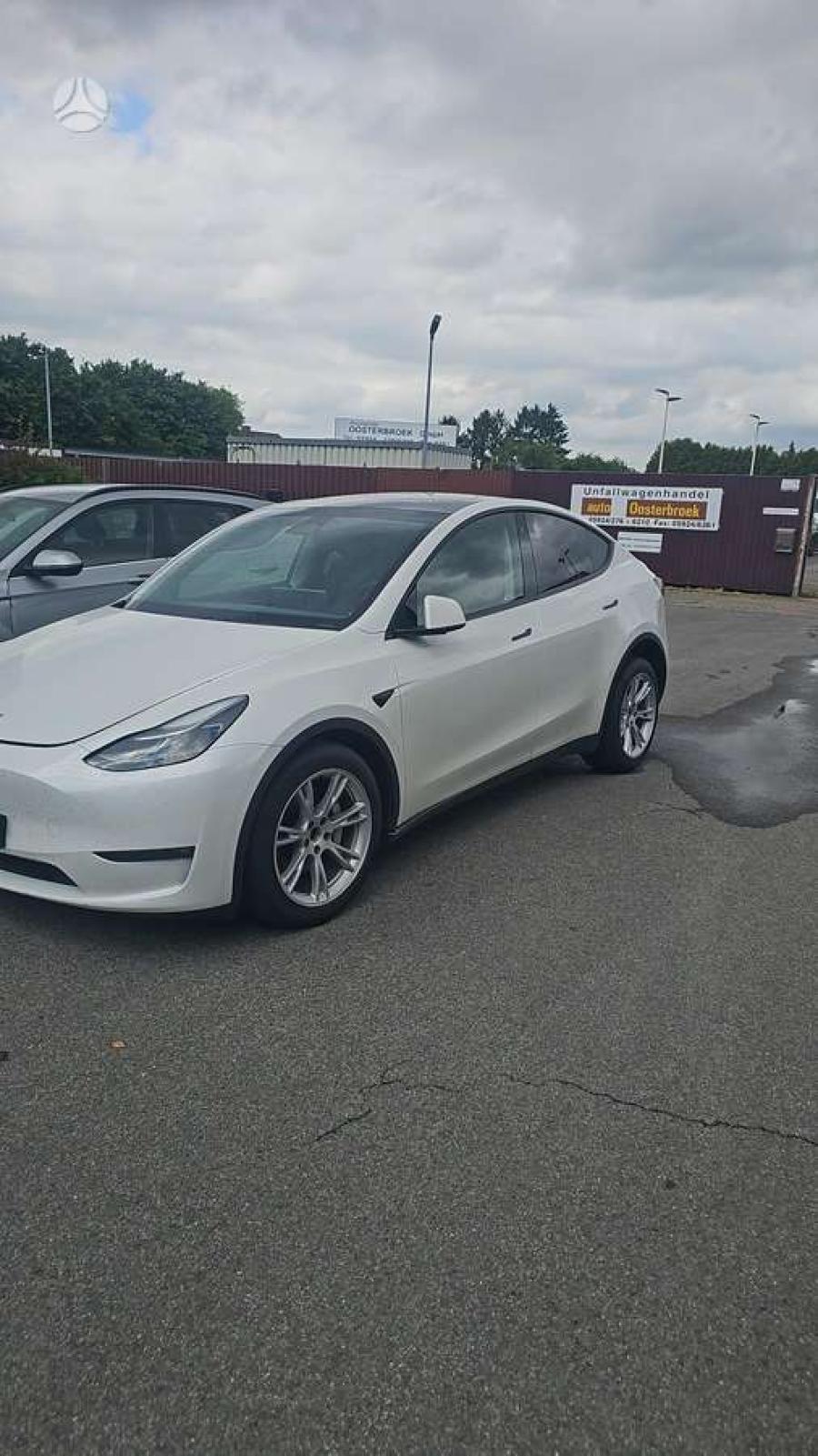 White Tesla Model Y 2023 in Kaunas, with an engine capacity of 0.00 L and mileage of 68 thousand km for 27990 €, photo 1 on AUTOMOTO.COM.LV