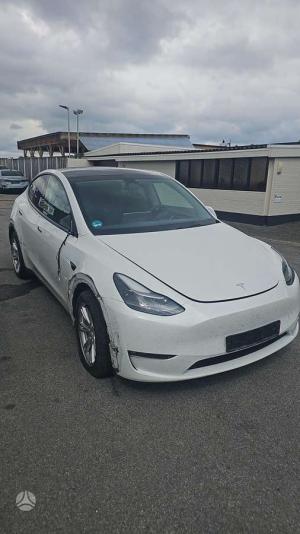 White Tesla Model Y 2023 in Kaunas, with an engine capacity of 0.00 L and mileage of 68 thousand km for 27990 €, photo 3 on AUTOMOTO.COM.LV