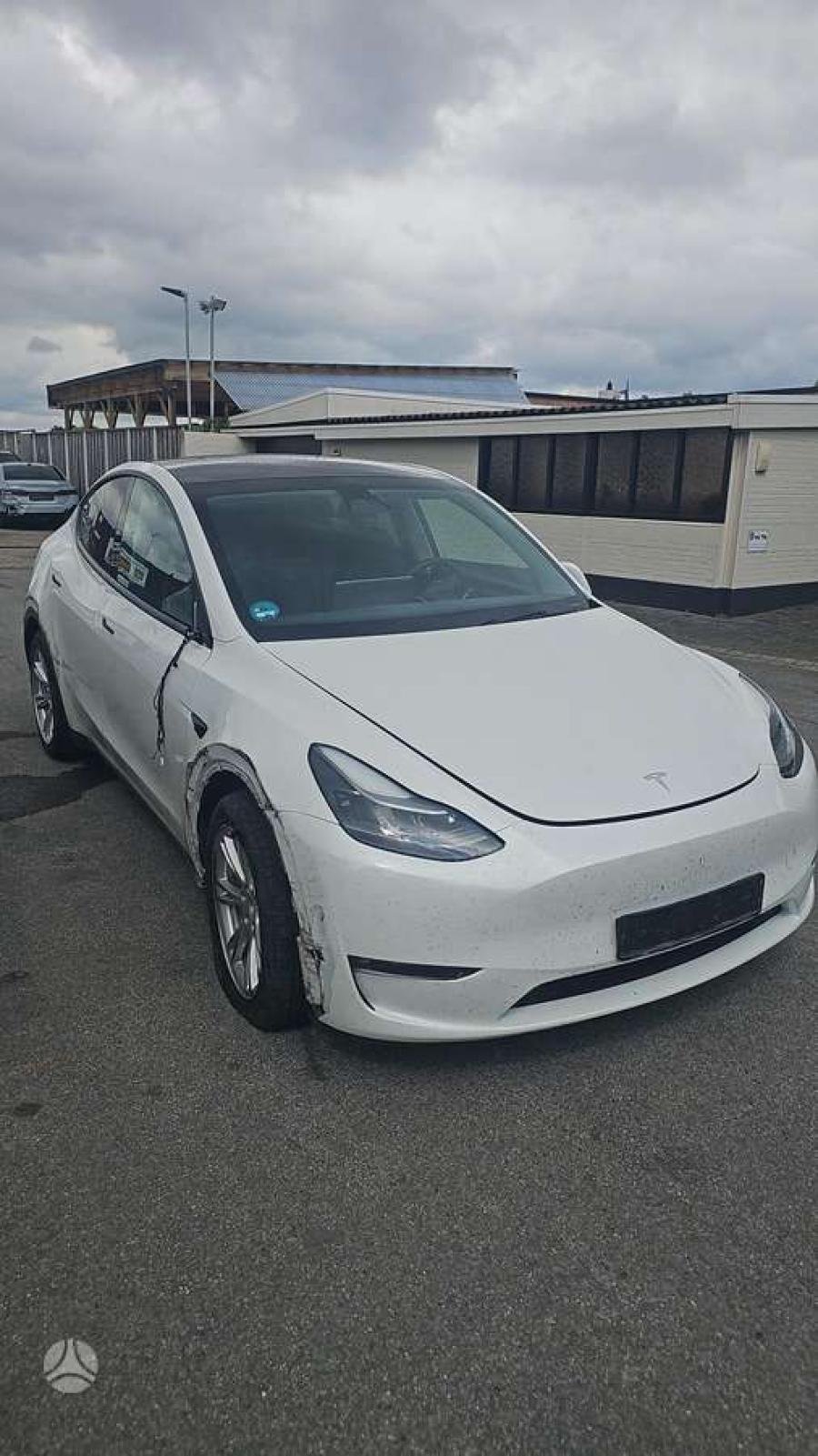 White Tesla Model Y 2023 in Kaunas, with an engine capacity of 0.00 L and mileage of 68 thousand km for 27990 €, photo 3 on AUTOMOTO.COM.LV