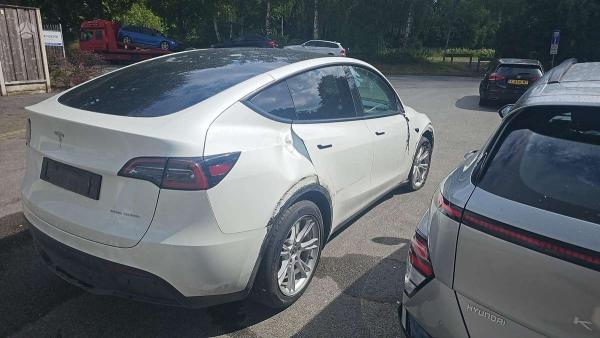 White Tesla Model Y 2023 in Kaunas, with an engine capacity of 0.00 L and mileage of 68 thousand km for 27990 €, photo 3 on AUTOMOTO.COM.LV