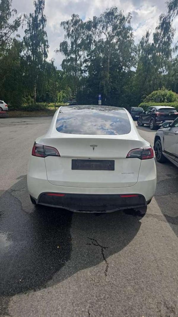 White Tesla Model Y 2023 in Kaunas, with an engine capacity of 0.00 L and mileage of 68 thousand km for 27990 €, photo 4 on AUTOMOTO.COM.LV