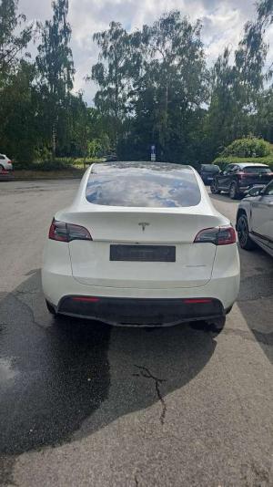 White Tesla Model Y 2023 in Kaunas, with an engine capacity of 0.00 L and mileage of 68 thousand km for 27990 €, photo 5 on AUTOMOTO.COM.LV