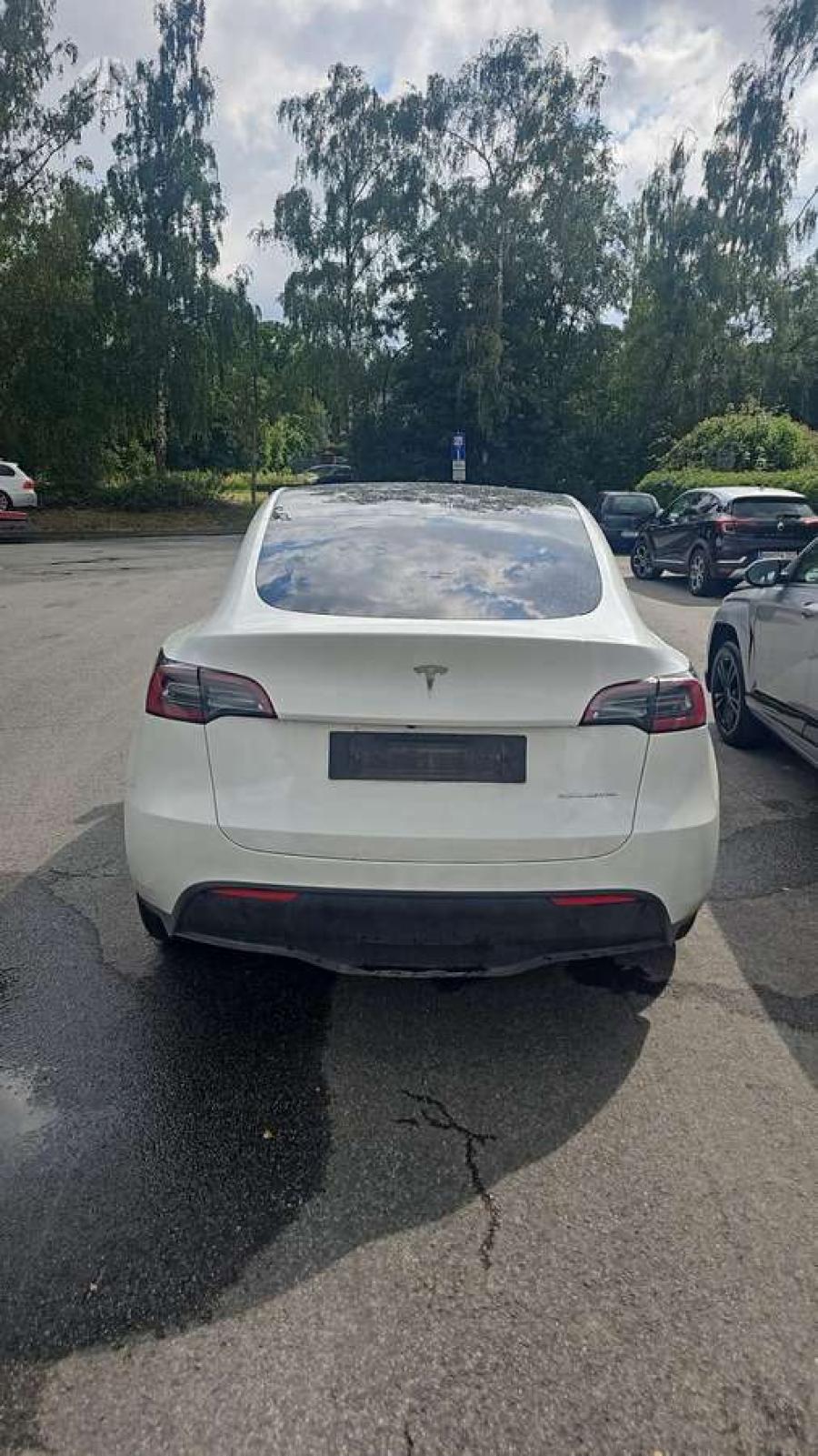White Tesla Model Y 2023 in Kaunas, with an engine capacity of 0.00 L and mileage of 68 thousand km for 27990 €, photo 5 on AUTOMOTO.COM.LV