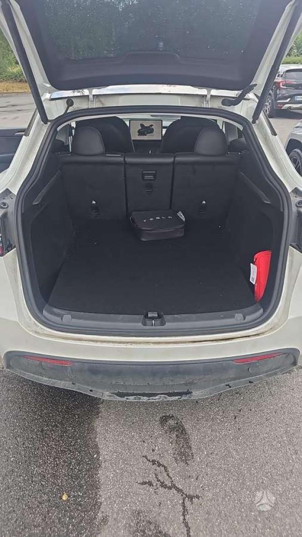 White Tesla Model Y 2023 in Kaunas, with an engine capacity of 0.00 L and mileage of 68 thousand km for 27990 €, photo 5 on AUTOMOTO.COM.LV