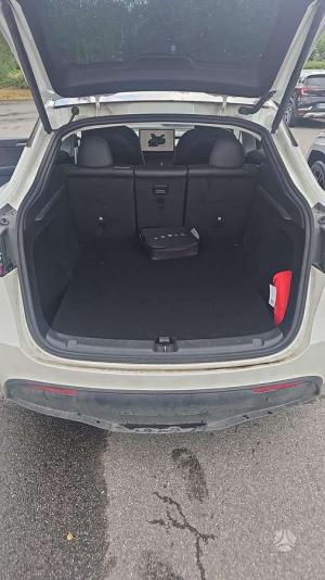 White Tesla Model Y 2023 in Kaunas, with an engine capacity of 0.00 L and mileage of 68 thousand km for 27990 €, photo 6 on AUTOMOTO.COM.LV
