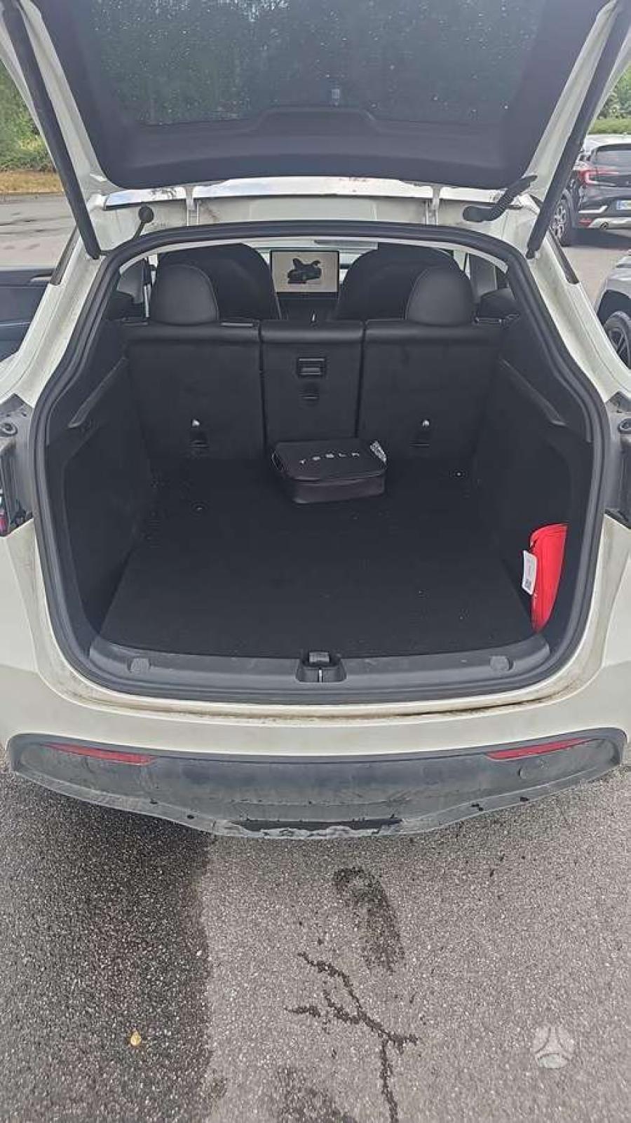 White Tesla Model Y 2023 in Kaunas, with an engine capacity of 0.00 L and mileage of 68 thousand km for 27990 €, photo 6 on AUTOMOTO.COM.LV